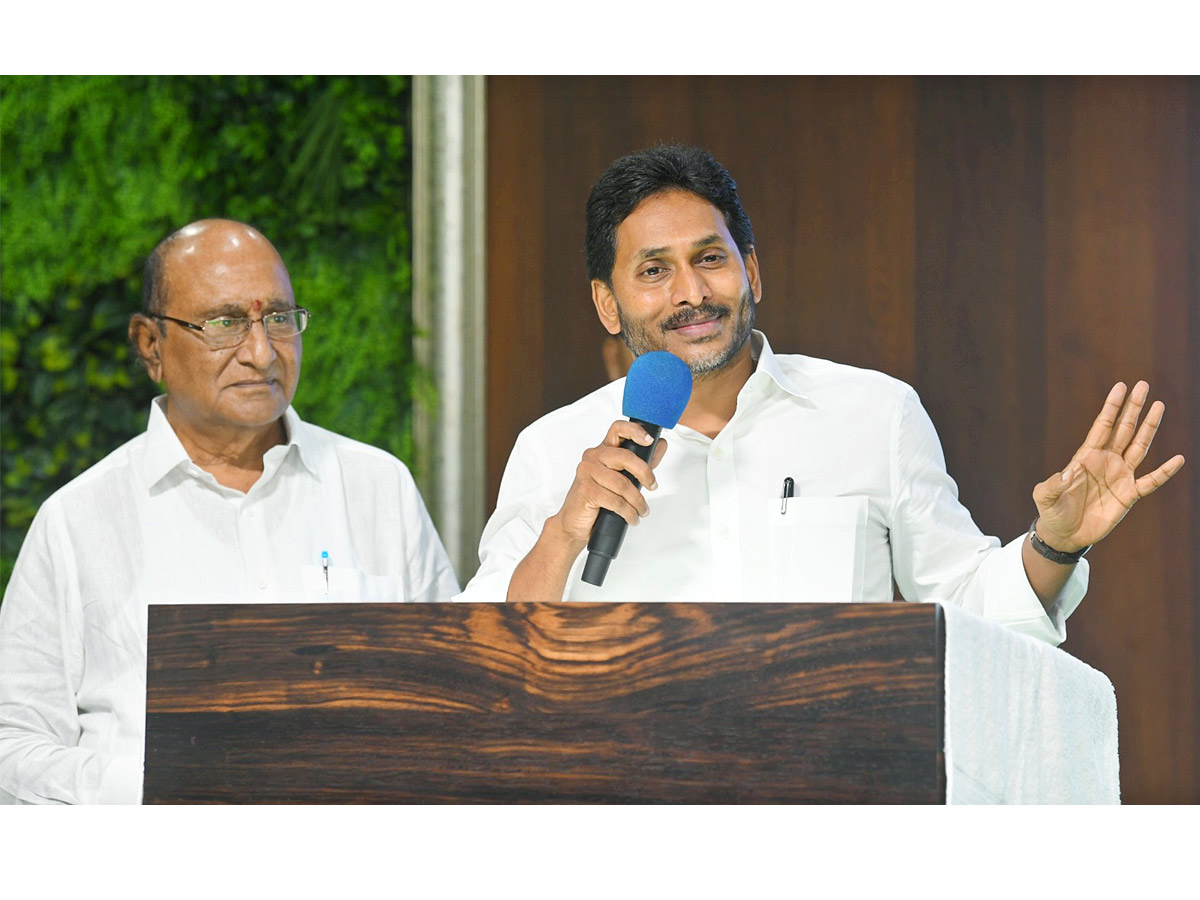 తాడేపల్లిలో మంగళగిరి వైఎస్సార్‌సీపీ నేతలతో వైఎస్‌ జగన్‌ సమావేశం (ఫొటోలు) | YS Jagan Sensational ...